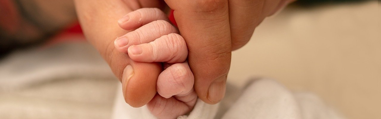 Babyhand vasthouden - eduVIP